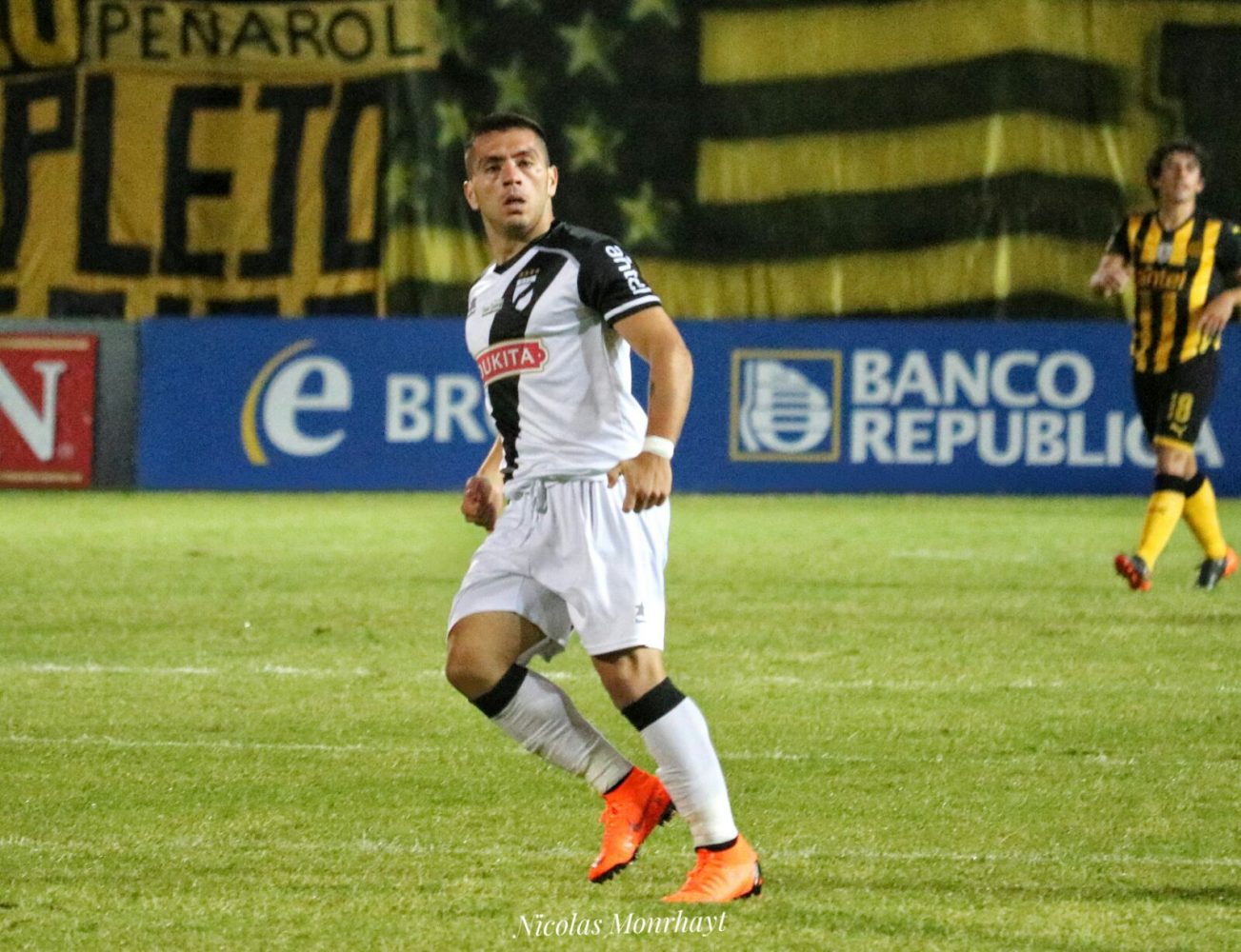 Peñarol no pudo con Danubio con 10 y arriesgó la punta - 970 Universal