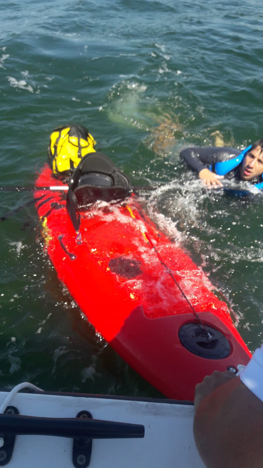 La Armada Nacional rescató a dos personas que navegaban en kayak - 970 ...