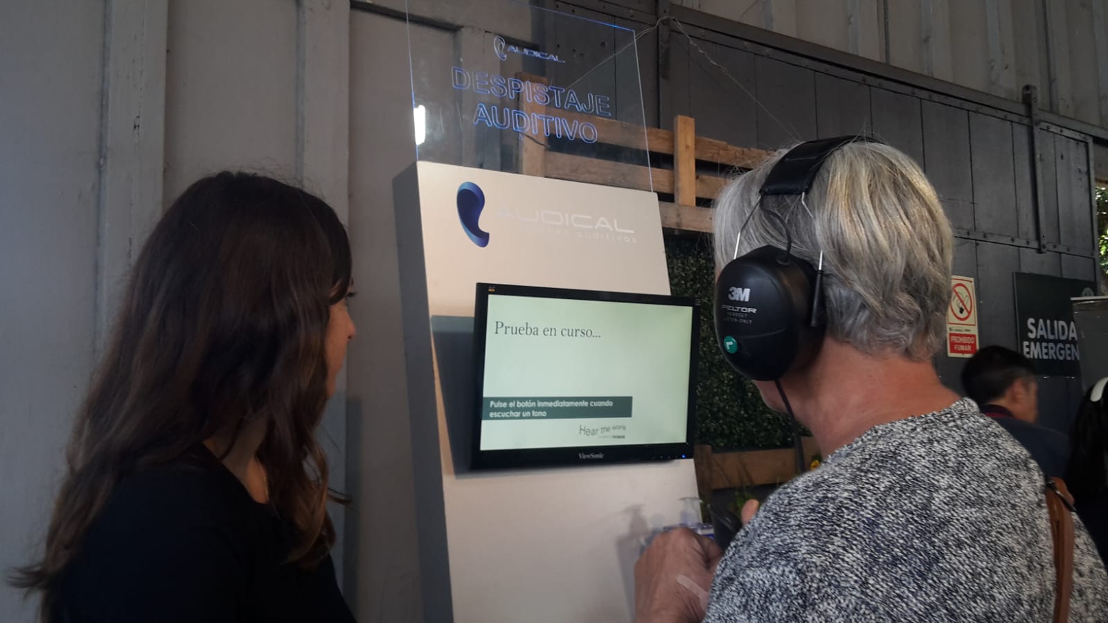 Audical realiza estudios de despistaje auditivo en un stand el predio ...