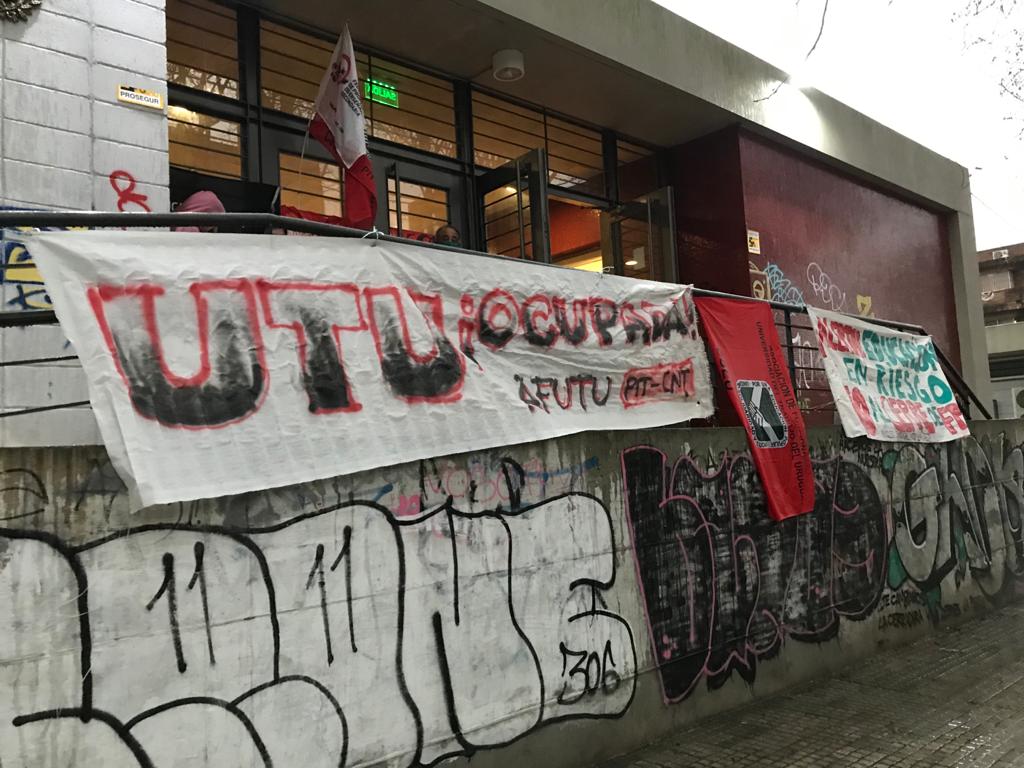 Funcionarios y docentes de UTU paran 24 horas y ocupan local en barrio ...