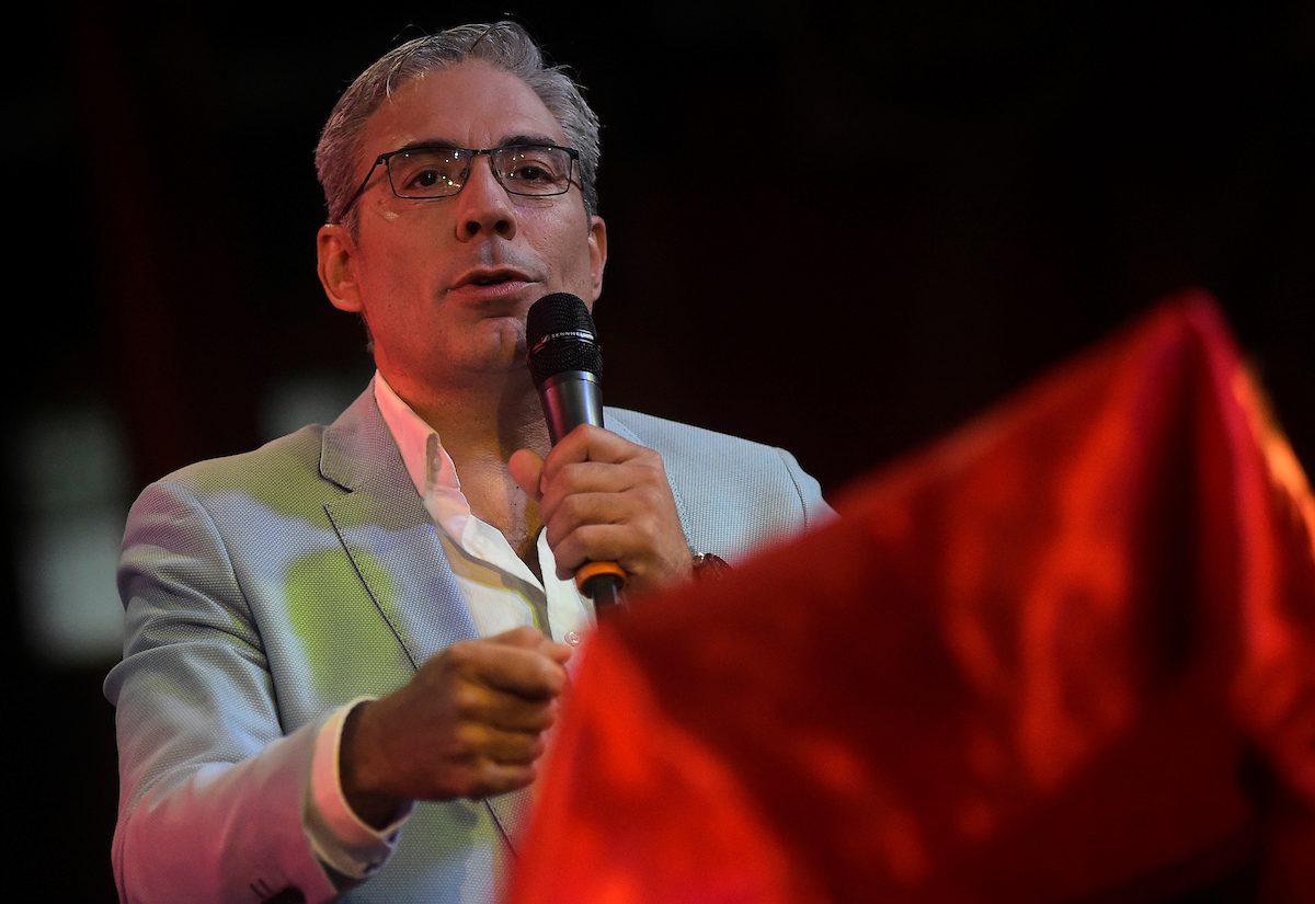 Robert Silva se sube a un tablado y estrena traje de precandidato ...