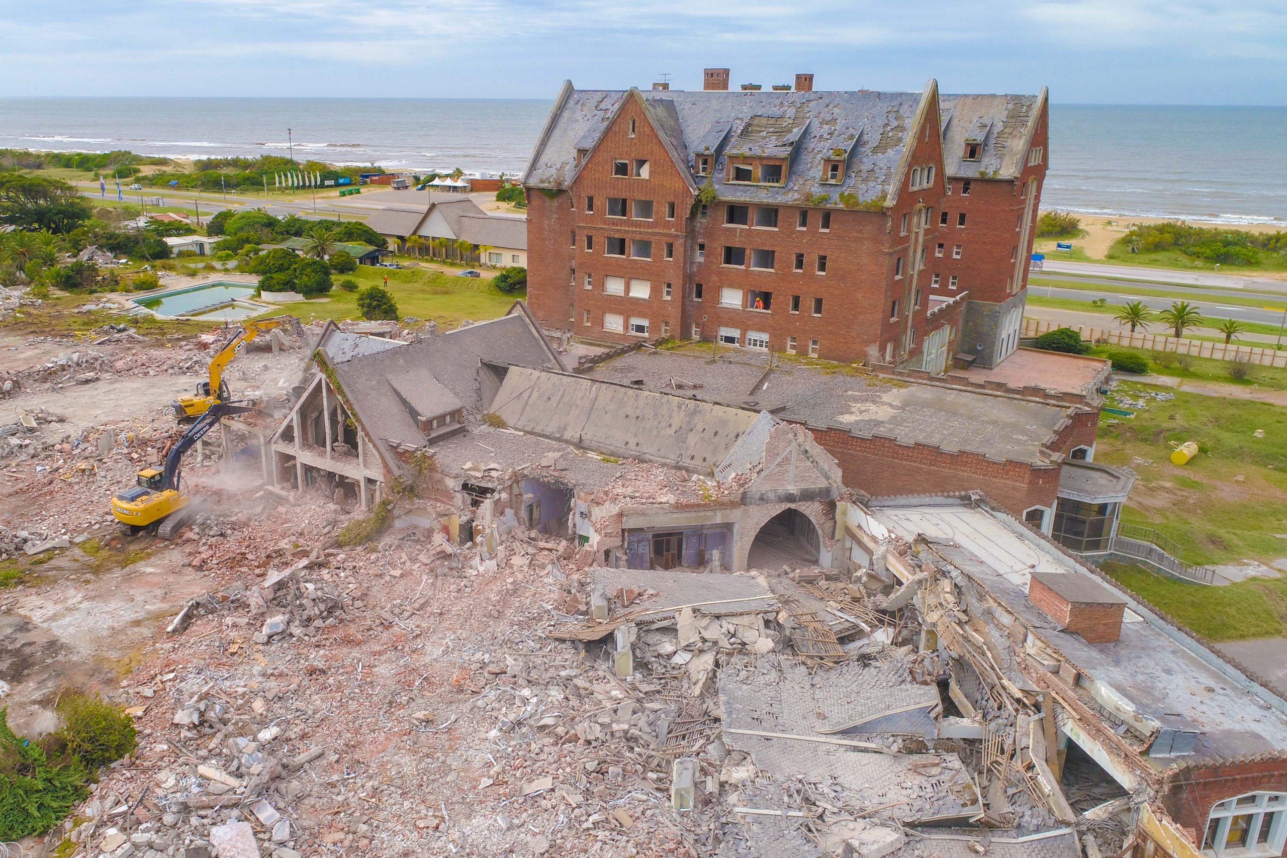 Comenzaron las obras de reconstrucción del Hotel San Rafael de Punta ...